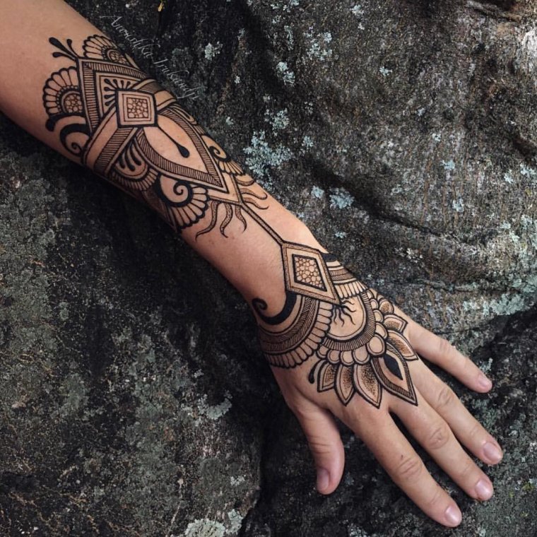 🖤 Татуировки на кисть для девушек: подборка (36 фото)