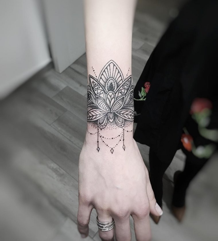Тату мандала на запястя для жінок